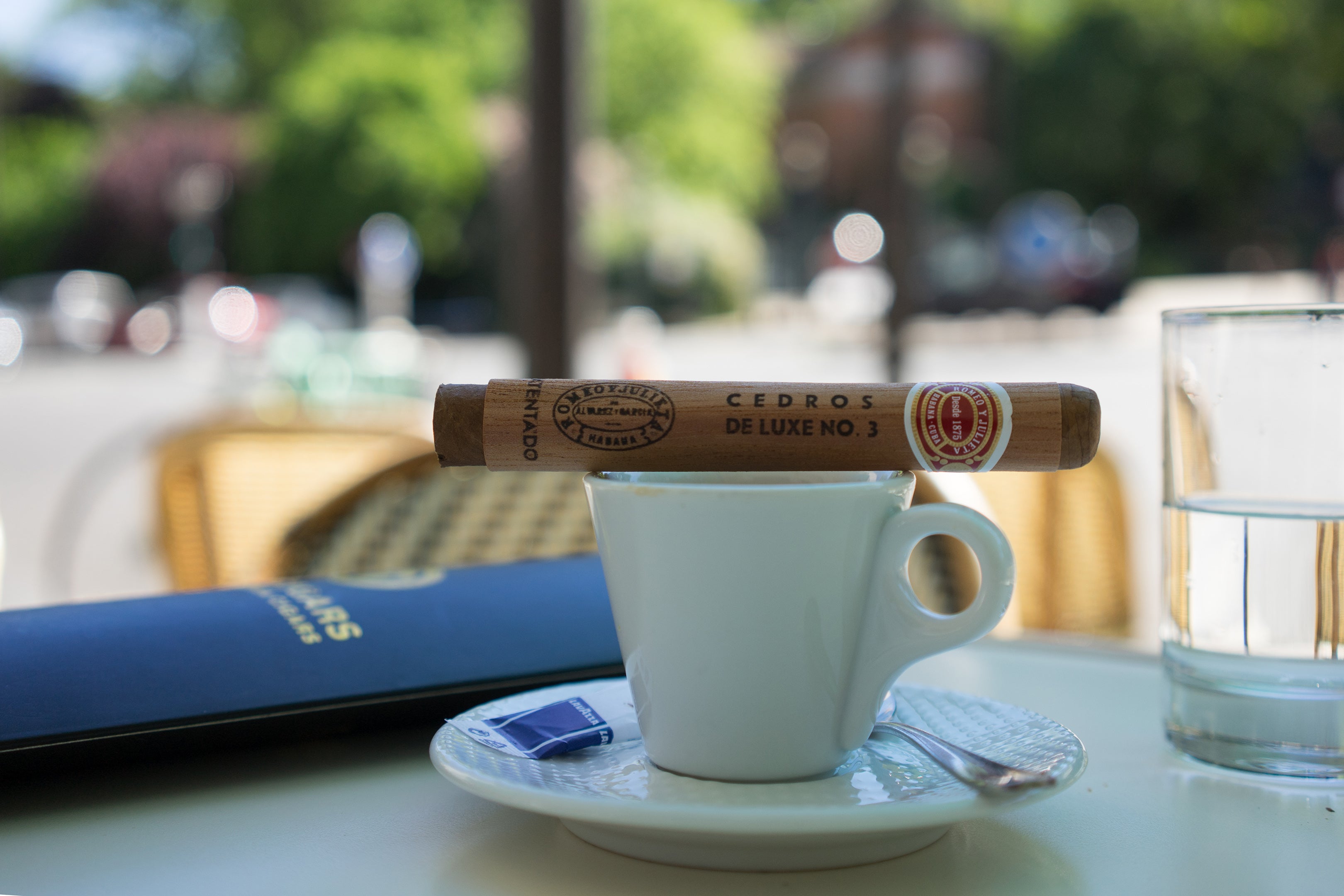 Les règles secrètes pour fumer un cigare en public – Cigares EGM